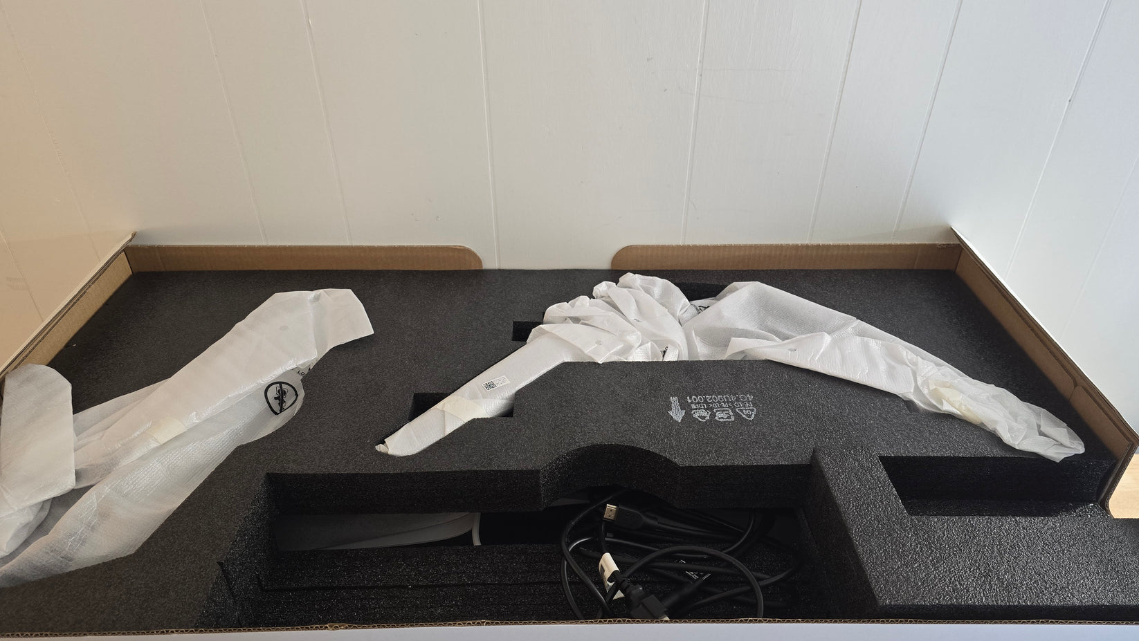 Alienware AW3821DW 38" Ultrawide QHD Curved Gaming Monitor, G-Sync, 14 ...